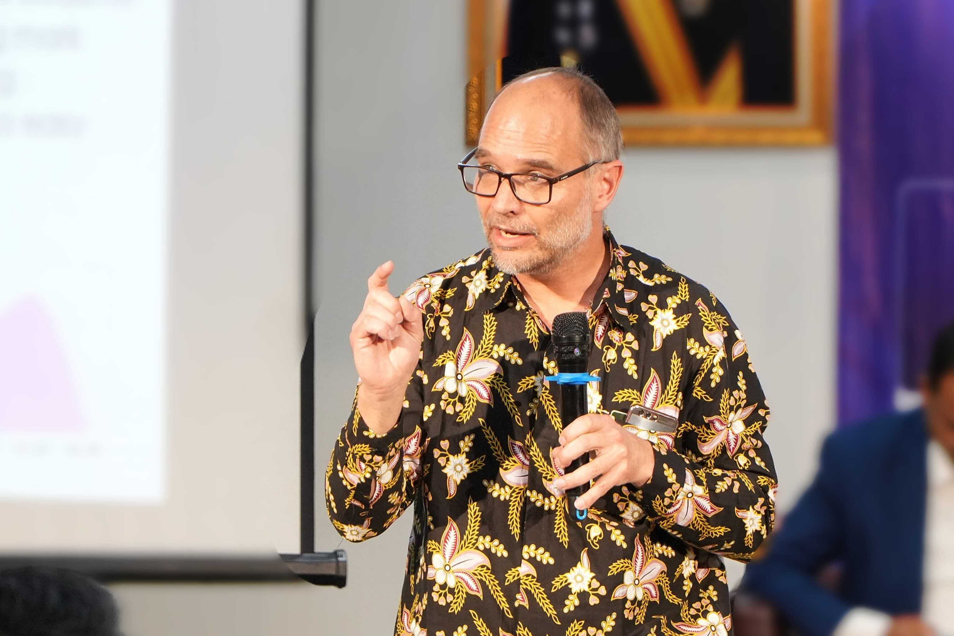 Prof. Dr. Arthur James Swart Hadir di UTB dalam Guest Lecture ...